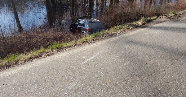 FOTO Prometna nesreća kod Drneka: Auto sletio s ceste | VG danas
