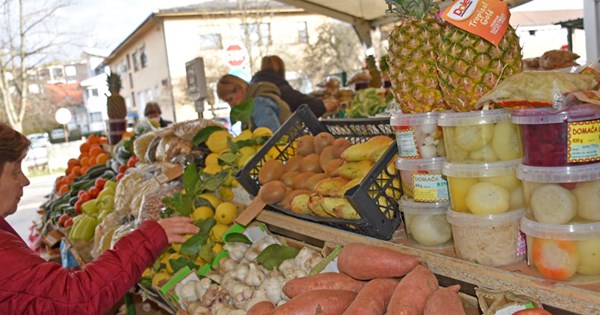 Prodavači i kupci strpljivi: Na tržnici bez problema prolaze i euri i ...