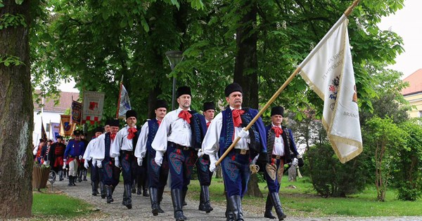 Povodom 30 godina rada Turopoljski banderij za Jurjevo predvodi mimohod ...