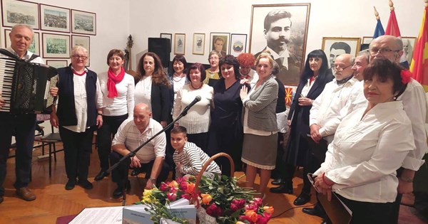 U Puli promovirana dvojezična knjiga Velikogoričanke Zdenke Mlinar | VG ...